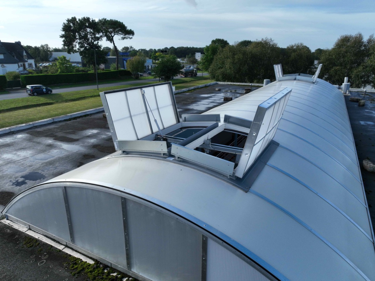 Exutoire de fumées : solutions de désenfumage naturel | Skydome France